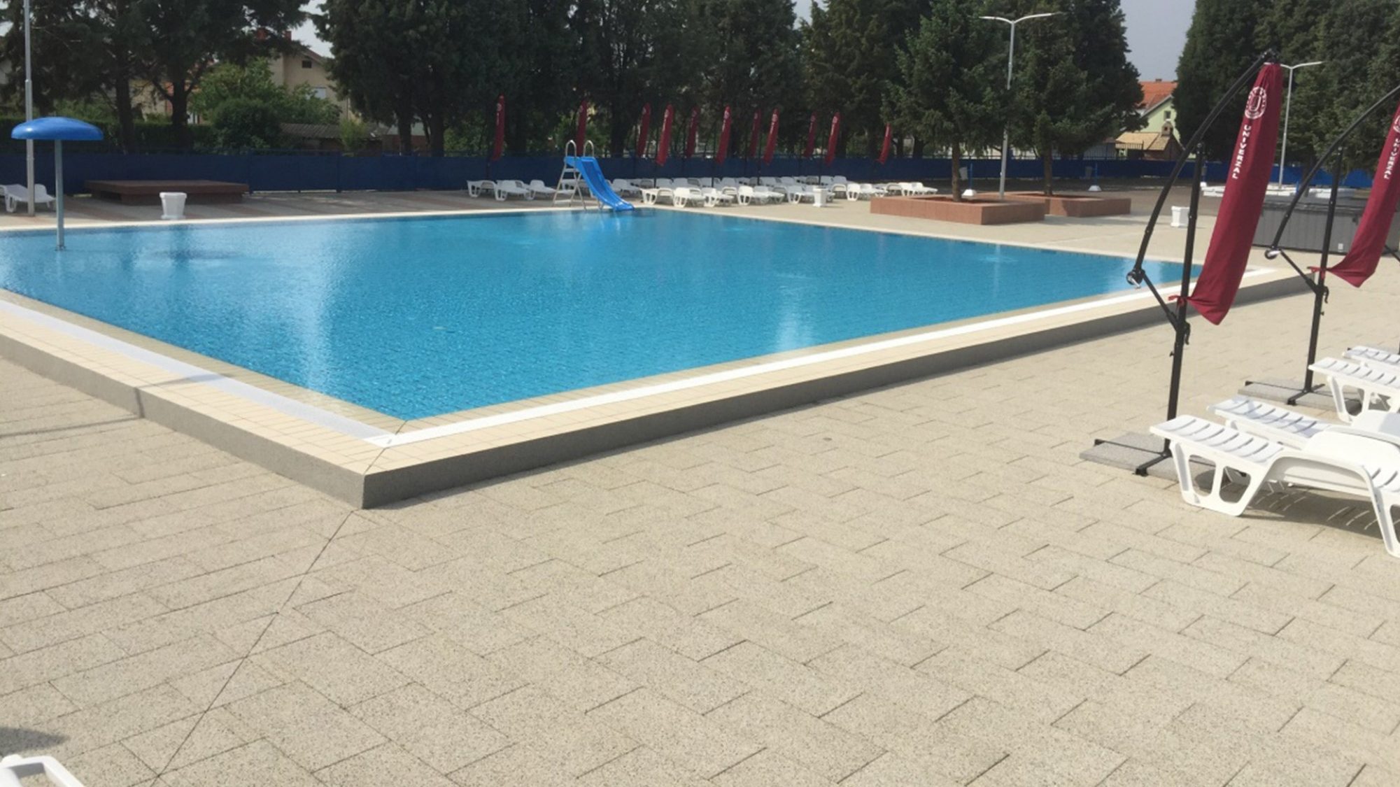 Pastella pllaka gri e hapet